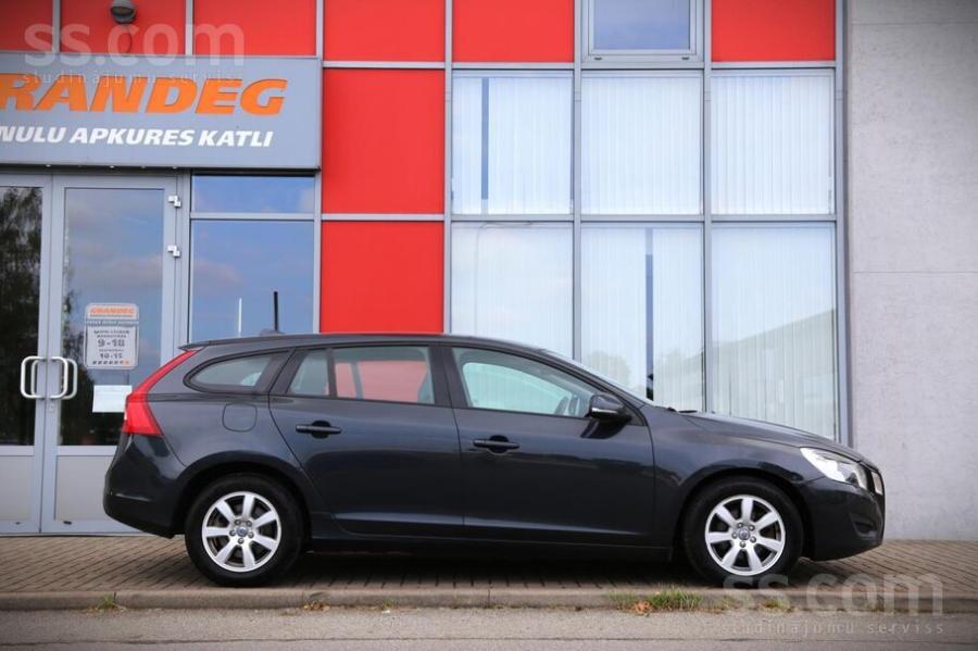 Pelēks Volvo V60 2013 Rīga, ar dzinēja tilpumu 2.00 L un nobraukumu 238 tūkst. km par 5495 €, foto 4 vietnē AUTOMOTO.COM.LV