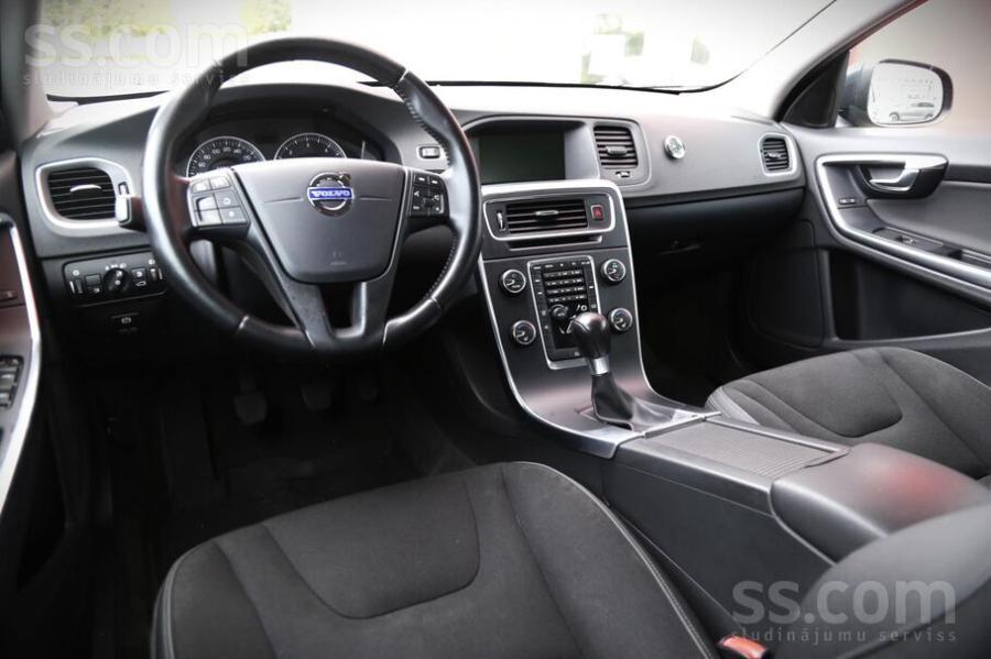 Pelēks Volvo V60 2013 Rīga, ar dzinēja tilpumu 2.00 L un nobraukumu 238 tūkst. km par 5495 €, foto 10 vietnē AUTOMOTO.COM.LV