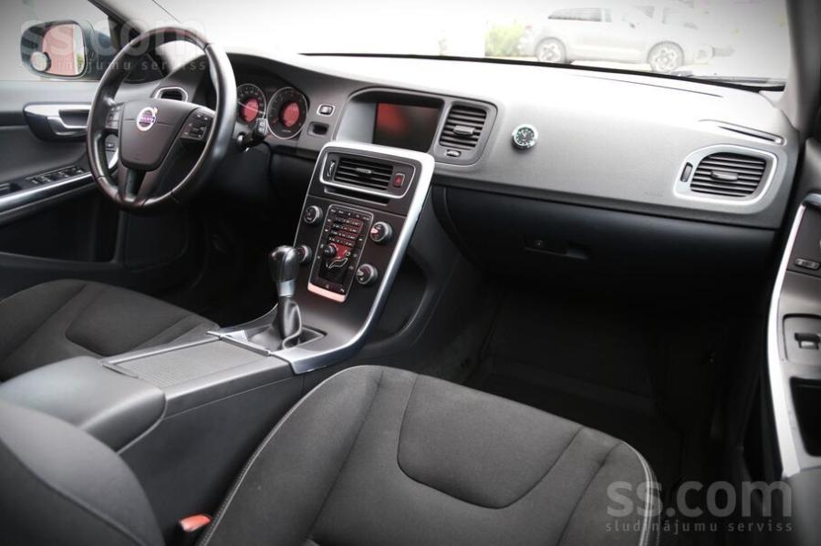 Pelēks Volvo V60 2013 Rīga, ar dzinēja tilpumu 2.00 L un nobraukumu 238 tūkst. km par 5495 €, foto 12 vietnē AUTOMOTO.COM.LV