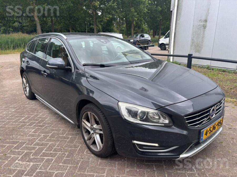 Grey Volvo V60 2013 in Riga, with an engine capacity of 2.40 L and mileage of 341 thousand km for 3994 €, photo 3 on AUTOMOTO.COM.LV