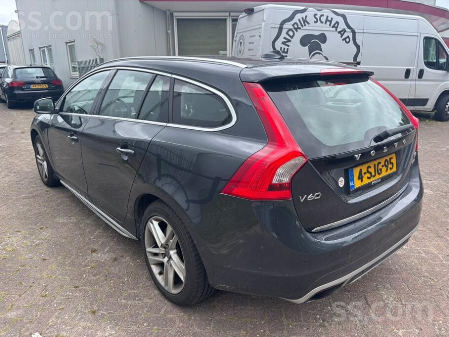 Grey Volvo V60 2013 in Riga, with an engine capacity of 2.40 L and mileage of 341 thousand km for 3994 €, photo 5 on AUTOMOTO.COM.LV