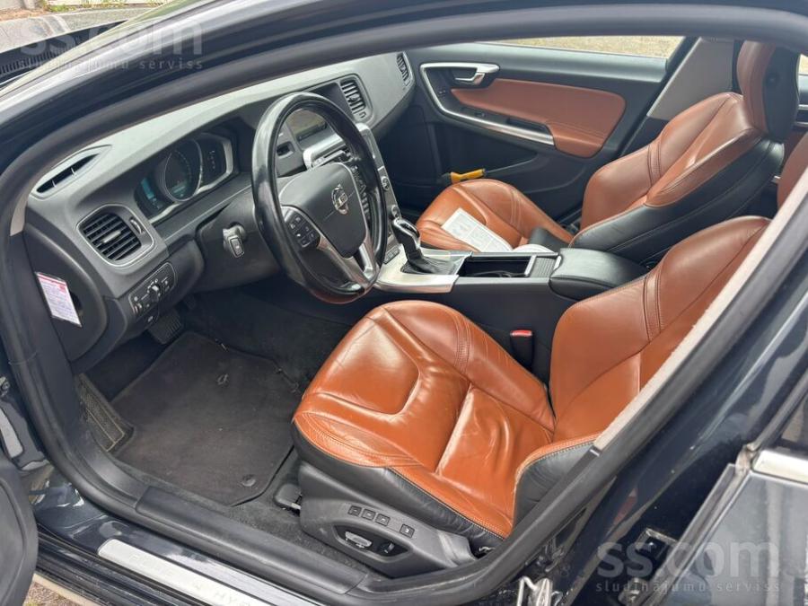Grey Volvo V60 2013 in Riga, with an engine capacity of 2.40 L and mileage of 341 thousand km for 3994 €, photo 6 on AUTOMOTO.COM.LV