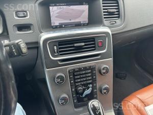 Grey Volvo V60 2013 in Riga, with an engine capacity of 2.40 L and mileage of 341 thousand km for 3994 €, photo 14 on AUTOMOTO.COM.LV