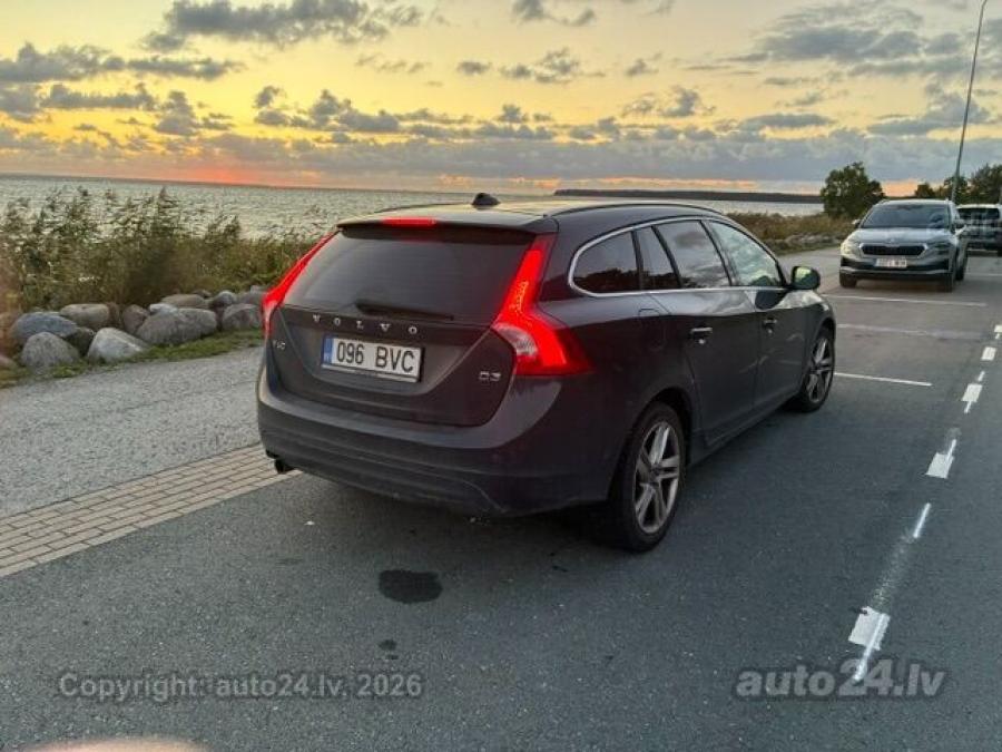 Pelēks Volvo V60 2013 Tallina, ar dzinēja tilpumu 2.00 L un nobraukumu 247 tūkst. km par 6800 €, foto 4 vietnē AUTOMOTO.COM.LV