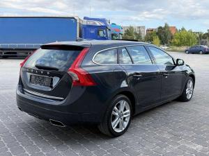 Pelēks Volvo V60 2013 Alīta, ar dzinēja tilpumu 2.40 L un nobraukumu 278 tūkst. km par 5999 €, foto 4 vietnē AUTOMOTO.COM.LV