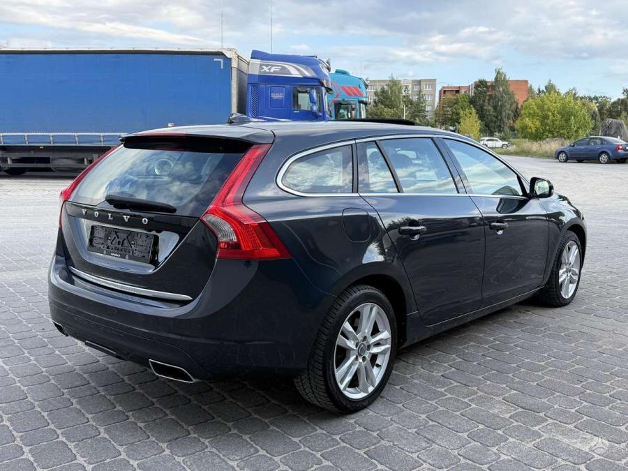 Pelēks Volvo V60 2013 Alīta, ar dzinēja tilpumu 2.40 L un nobraukumu 278 tūkst. km par 5999 €, foto 4 vietnē AUTOMOTO.COM.LV