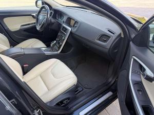 Pelēks Volvo V60 2013 Alīta, ar dzinēja tilpumu 2.40 L un nobraukumu 278 tūkst. km par 5999 €, foto 8 vietnē AUTOMOTO.COM.LV