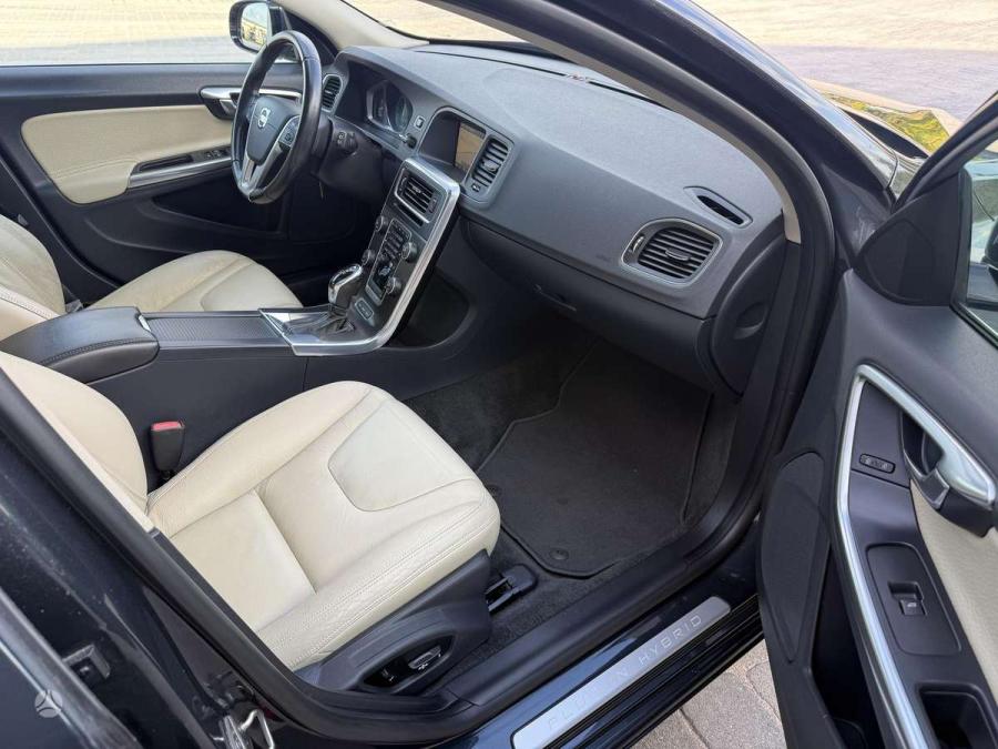 Pelēks Volvo V60 2013 Alīta, ar dzinēja tilpumu 2.40 L un nobraukumu 278 tūkst. km par 5999 €, foto 8 vietnē AUTOMOTO.COM.LV