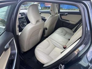 Pelēks Volvo V60 2013 Alīta, ar dzinēja tilpumu 2.40 L un nobraukumu 278 tūkst. km par 5999 €, foto 9 vietnē AUTOMOTO.COM.LV