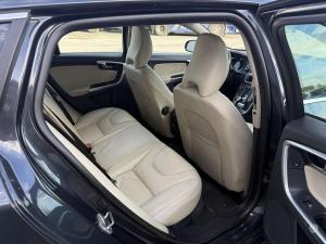 Pelēks Volvo V60 2013 Alīta, ar dzinēja tilpumu 2.40 L un nobraukumu 278 tūkst. km par 5999 €, foto 11 vietnē AUTOMOTO.COM.LV