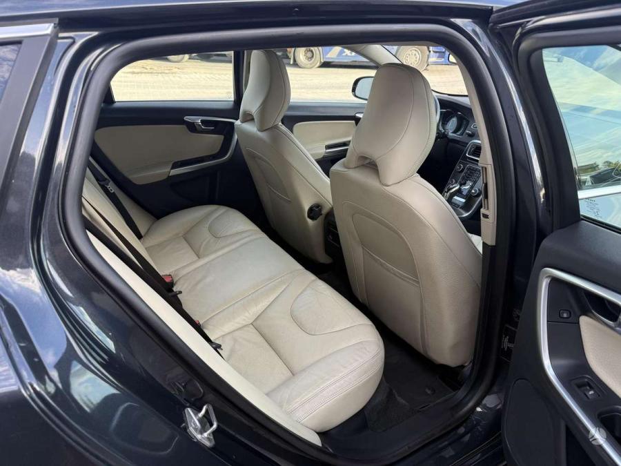 Pelēks Volvo V60 2013 Alīta, ar dzinēja tilpumu 2.40 L un nobraukumu 278 tūkst. km par 5999 €, foto 11 vietnē AUTOMOTO.COM.LV