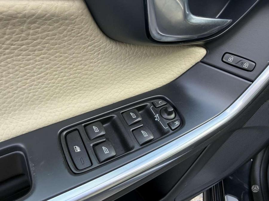 Pelēks Volvo V60 2013 Alīta, ar dzinēja tilpumu 2.40 L un nobraukumu 278 tūkst. km par 5999 €, foto 12 vietnē AUTOMOTO.COM.LV