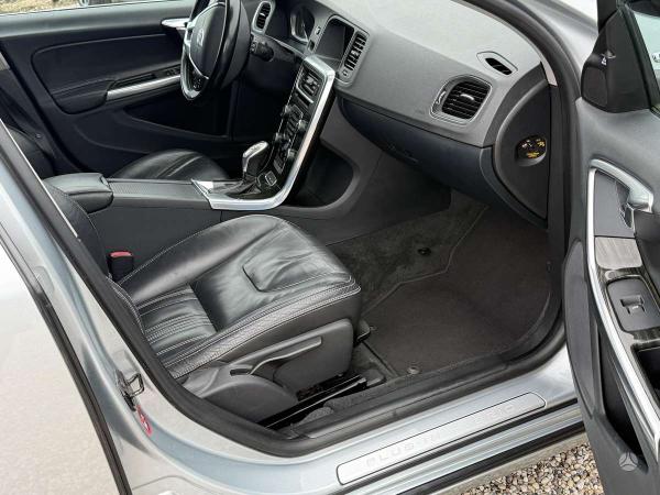 Pelēks Volvo V60 2013 Kauņa, ar dzinēja tilpumu 2.40 L un nobraukumu 289 tūkst. km par 5750 €, foto 6 vietnē AUTOMOTO.COM.LV