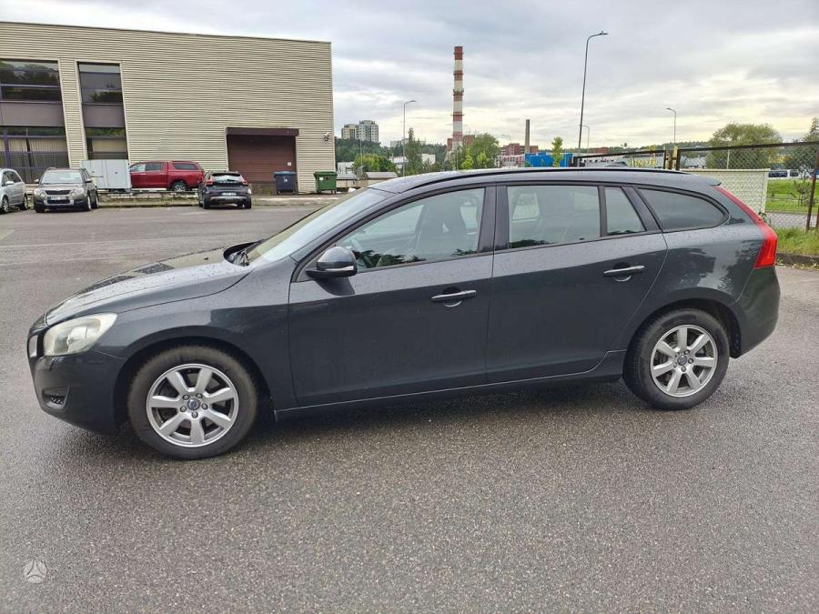 Grey Volvo V60 2013 in Vilnius, with an engine capacity of 2.00 L and mileage of 278 thousand km for 5500 €, photo 1 on AUTOMOTO.COM.LV