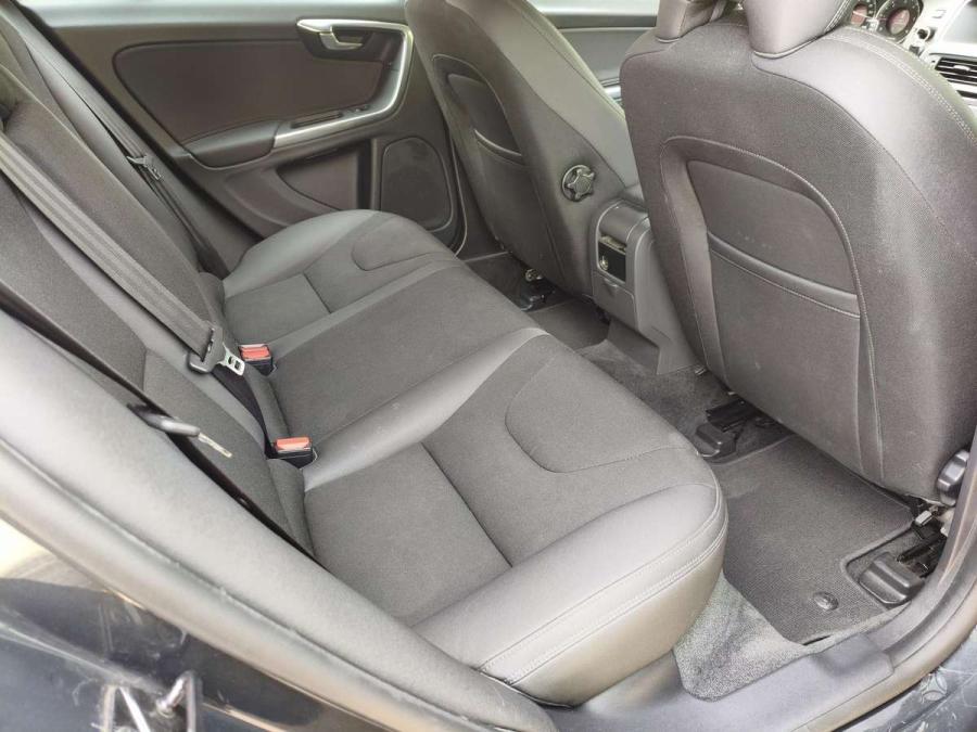 Grey Volvo V60 2013 in Vilnius, with an engine capacity of 2.00 L and mileage of 278 thousand km for 5500 €, photo 14 on AUTOMOTO.COM.LV
