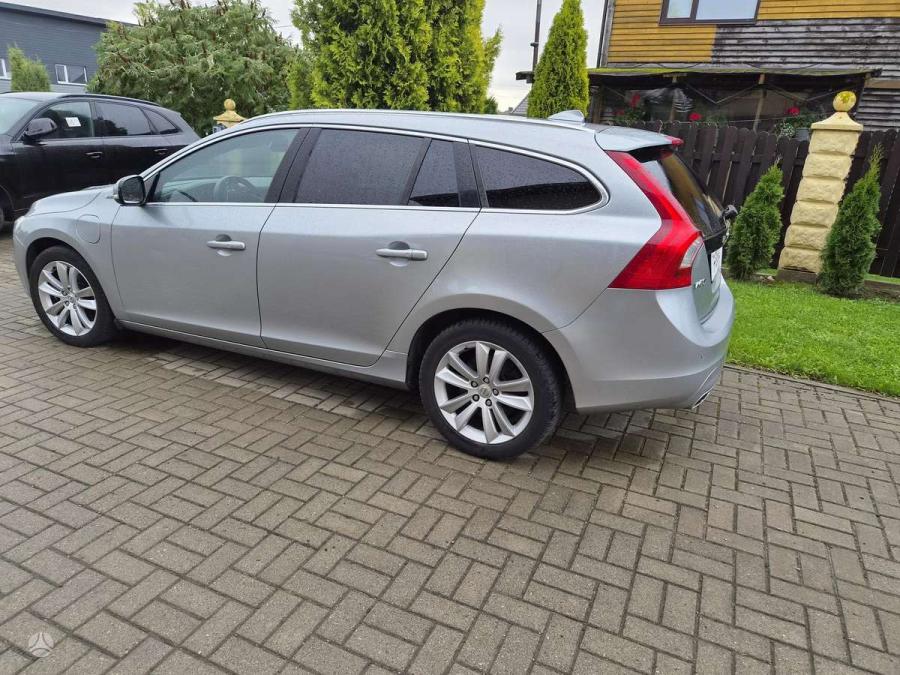 Grey Volvo V60 2013 in Kaunas, with an engine capacity of 2.40 L and mileage of 334 thousand km for 5900 €, photo 4 on AUTOMOTO.COM.LV