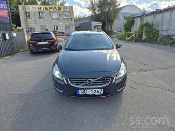 Volvo V60 2013 in Riga on AUTOMOTO.COM.LV Grey Volvo V60 2013 in Riga, with an engine capacity of 2.40 L and mileage of 298 thousand km for 4990 €, photo 4 on AUTOMOTO.COM.LV
