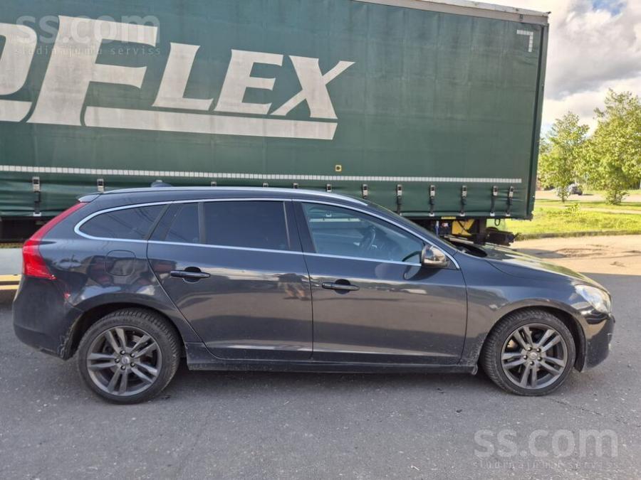 Grey Volvo V60 2013 in Riga, with an engine capacity of 2.40 L and mileage of 298 thousand km for 4990 €, photo 9 on AUTOMOTO.COM.LV