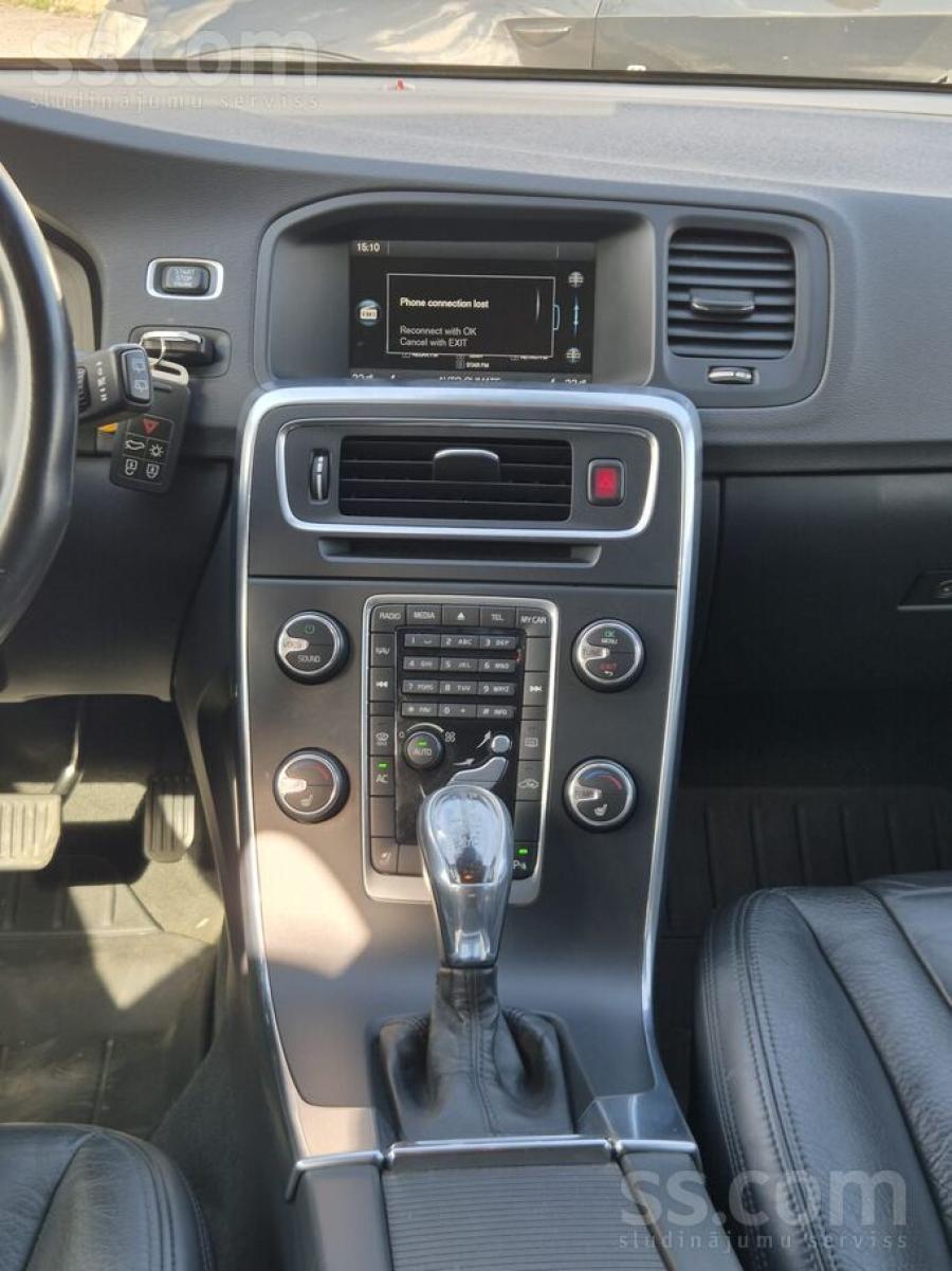 Grey Volvo V60 2013 in Riga, with an engine capacity of 2.40 L and mileage of 298 thousand km for 4990 €, photo 11 on AUTOMOTO.COM.LV