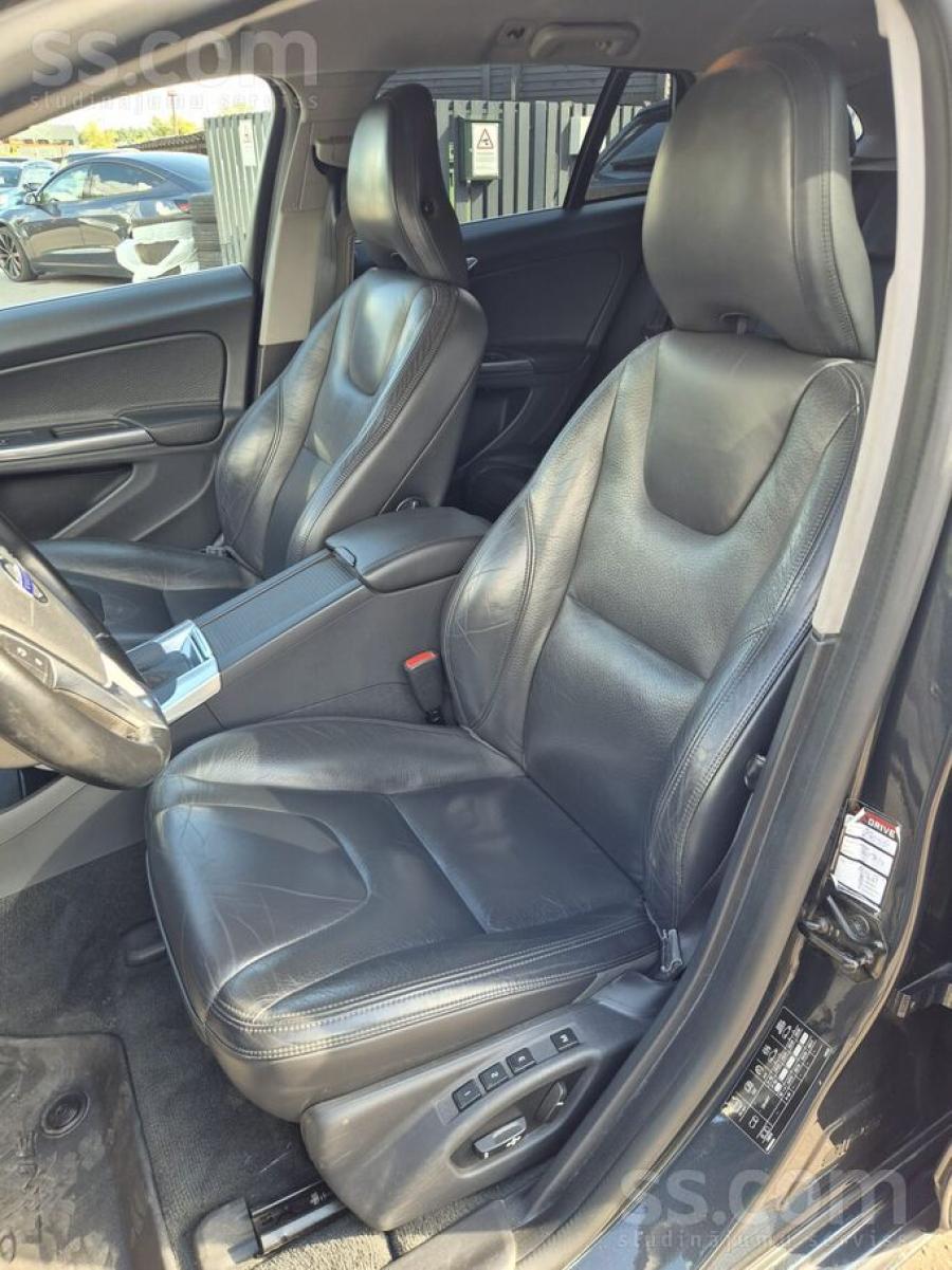 Grey Volvo V60 2013 in Riga, with an engine capacity of 2.40 L and mileage of 298 thousand km for 4990 €, photo 12 on AUTOMOTO.COM.LV