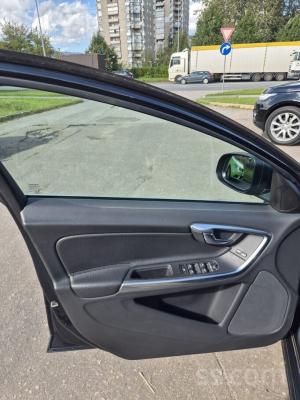 Grey Volvo V60 2013 in Riga, with an engine capacity of 2.40 L and mileage of 298 thousand km for 4990 €, photo 13 on AUTOMOTO.COM.LV