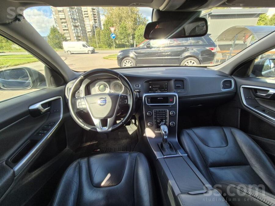 Grey Volvo V60 2013 in Riga, with an engine capacity of 2.40 L and mileage of 298 thousand km for 4990 €, photo 17 on AUTOMOTO.COM.LV