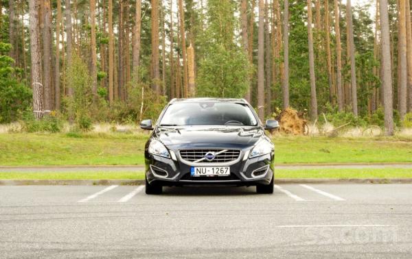Pelēks Volvo V60 2013 Rīga, ar dzinēja tilpumu 2.40 L un nobraukumu 298 tūkst. km par 4990 €, foto 4 vietnē AUTOMOTO.COM.LV