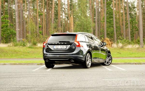 Pelēks Volvo V60 2013 Rīga, ar dzinēja tilpumu 2.40 L un nobraukumu 298 tūkst. km par 4990 €, foto 7 vietnē AUTOMOTO.COM.LV