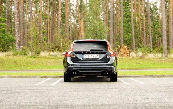 Pelēks Volvo V60 2013 Rīga, ar dzinēja tilpumu 2.40 L un nobraukumu 298 tūkst. km par 4990 €, foto 8 vietnē AUTOMOTO.COM.LV