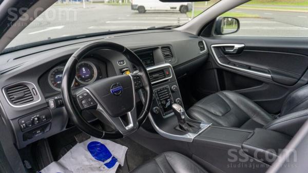 Pelēks Volvo V60 2013 Rīga, ar dzinēja tilpumu 2.40 L un nobraukumu 298 tūkst. km par 4990 €, foto 11 vietnē AUTOMOTO.COM.LV