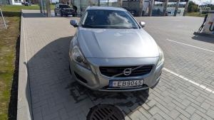 Pelēks Volvo V60 2013 Klaipėda, ar dzinēja tilpumu 2.40 L un nobraukumu 393 tūkst. km par 4400 €, foto  vietnē AUTOMOTO.COM.LV