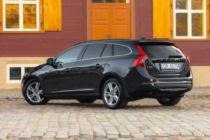 Grey Volvo V60 2013 in Jelgava, with an engine capacity of 2.00 L and mileage of 0 thousand km for 5650 €, photo 3 on AUTOMOTO.COM.LV