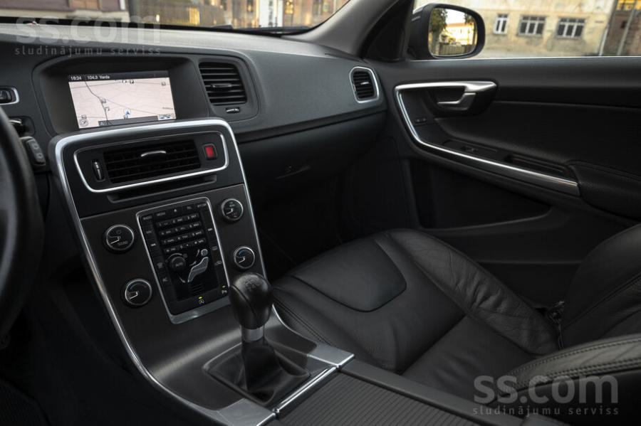 Grey Volvo V60 2013 in Jelgava, with an engine capacity of 2.00 L and mileage of 0 thousand km for 5650 €, photo 10 on AUTOMOTO.COM.LV