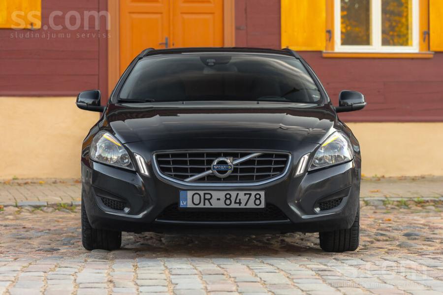 Grey Volvo V60 2013 in Jelgava, with an engine capacity of 2.00 L and mileage of 0 thousand km for 5650 €, photo 13 on AUTOMOTO.COM.LV