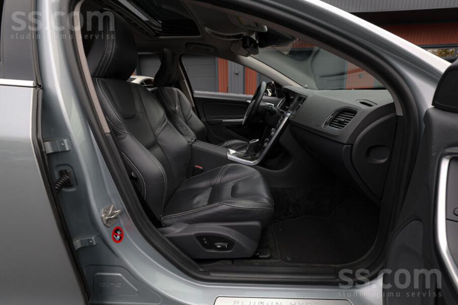 Grey Volvo V60 2013 in Jelgava, with an engine capacity of 2.40 L and mileage of 224 thousand km for 9250 €, photo 11 on AUTOMOTO.COM.LV