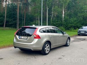 Pelēks Volvo V60 2014 Rīga, ar dzinēja tilpumu 1.60 L un nobraukumu 340 tūkst. km par 4490 €, foto 2 vietnē AUTOMOTO.COM.LV