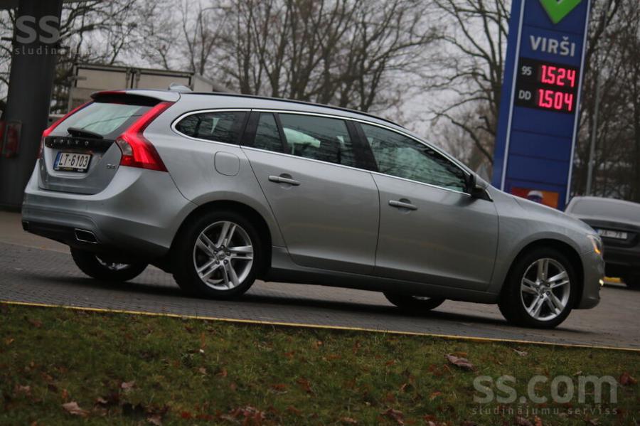 Pelēks Volvo V60 2014 Rīga, ar dzinēja tilpumu 2.00 L un nobraukumu 0 tūkst. km par 6990 €, foto 5 vietnē AUTOMOTO.COM.LV