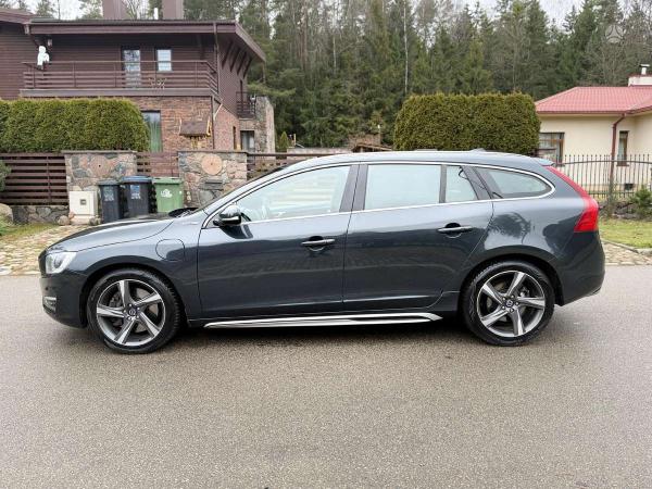 Grey Volvo V60 2014 in Vilnius, with an engine capacity of 2.40 L and mileage of 285 thousand km for 8200 €, photo 2 on AUTOMOTO.COM.LV