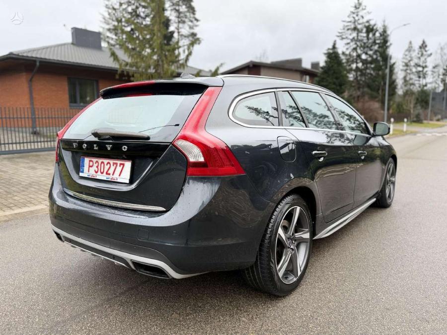 Grey Volvo V60 2014 in Vilnius, with an engine capacity of 2.40 L and mileage of 285 thousand km for 8200 €, photo 5 on AUTOMOTO.COM.LV