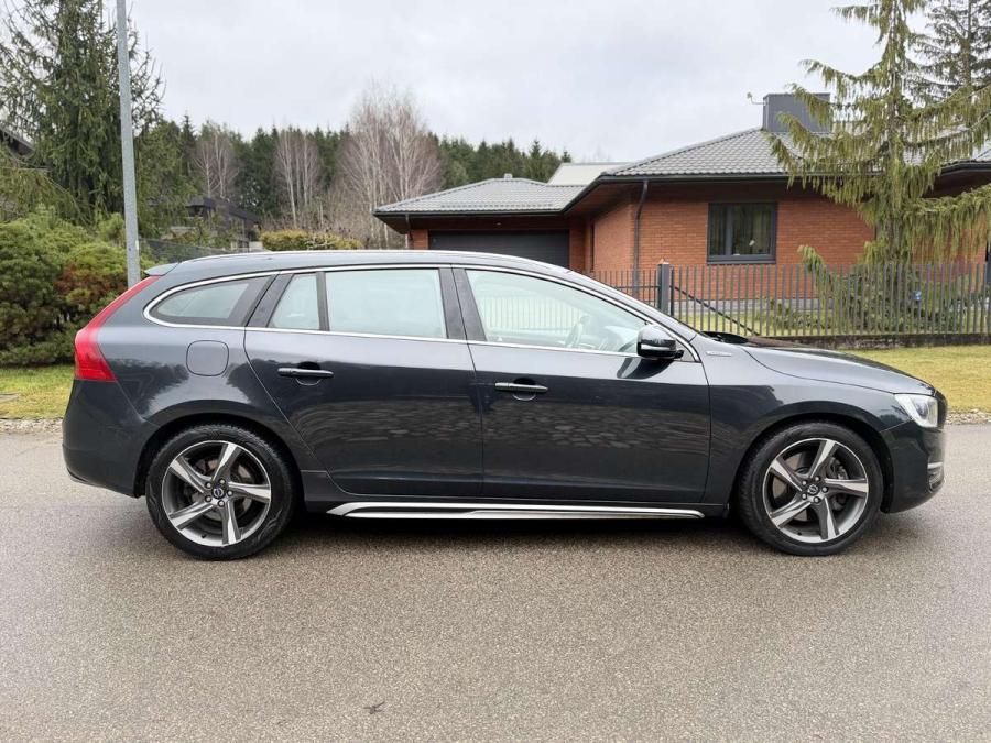 Grey Volvo V60 2014 in Vilnius, with an engine capacity of 2.40 L and mileage of 285 thousand km for 8200 €, photo 6 on AUTOMOTO.COM.LV