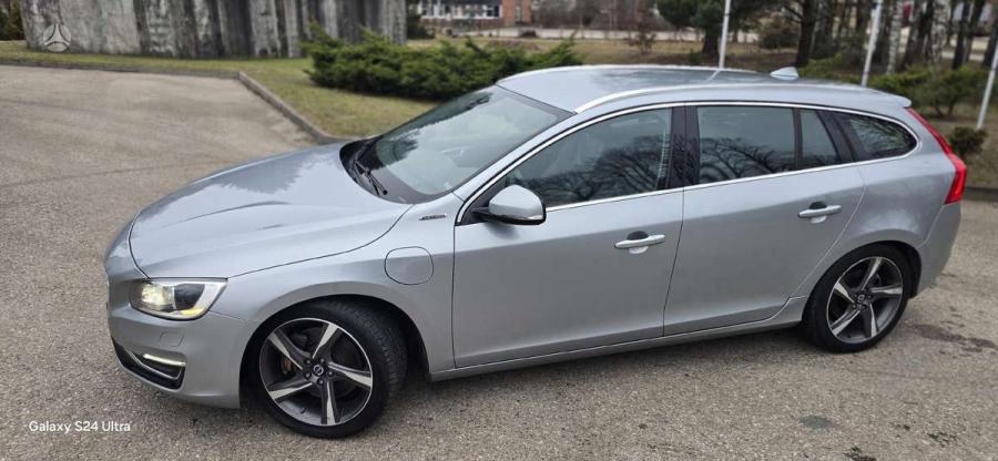 Grey Volvo V60 2014 in Kazlu Ruda, with an engine capacity of 2.40 L and mileage of 295 thousand km for 7300 €, photo 3 on AUTOMOTO.COM.LV