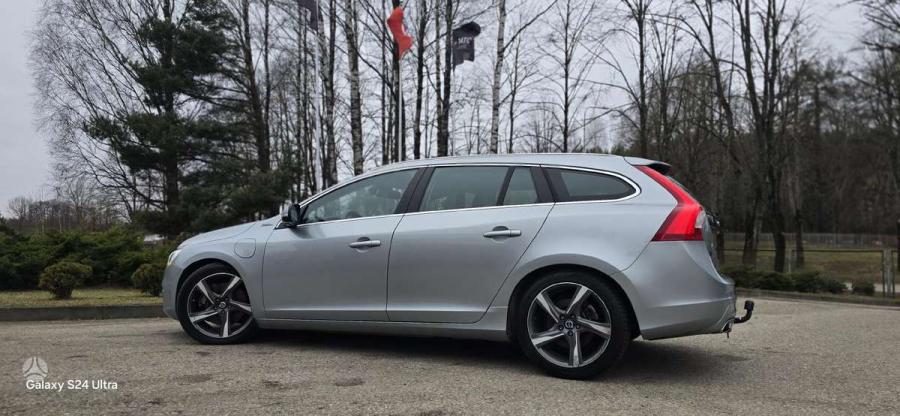Grey Volvo V60 2014 in Kazlu Ruda, with an engine capacity of 2.40 L and mileage of 295 thousand km for 7300 €, photo 11 on AUTOMOTO.COM.LV