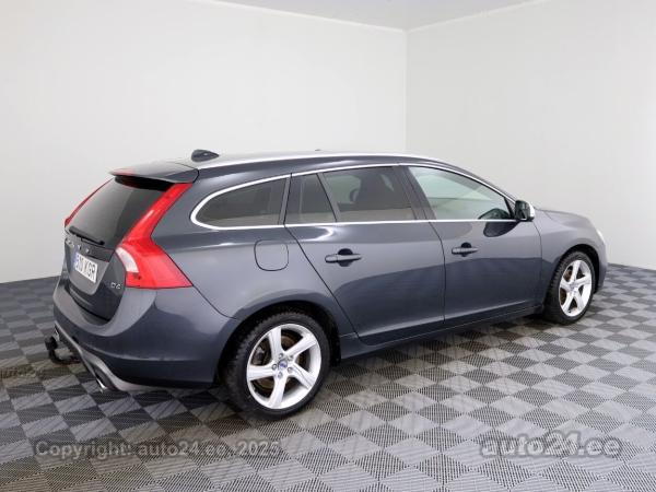 Grey Volvo V60 2014 in Tallinn, with an engine capacity of 2.00 L and mileage of 372 thousand km for 5999 €, photo 3 on AUTOMOTO.COM.LV