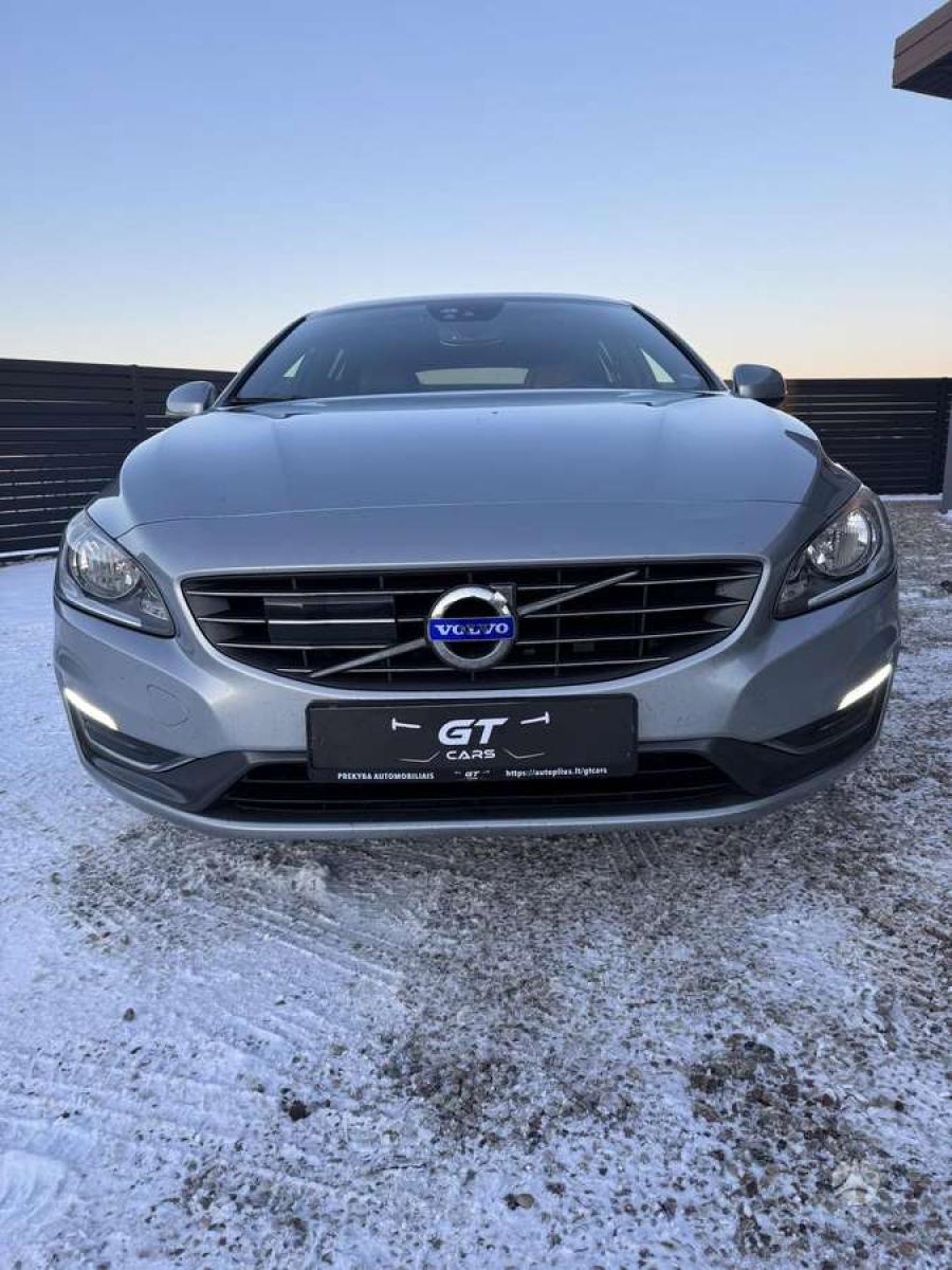 Pelēks Volvo V60 2014 Alīta, ar dzinēja tilpumu 1.98 L un nobraukumu 258 tūkst. km par 6250 €, foto 2 vietnē AUTOMOTO.COM.LV