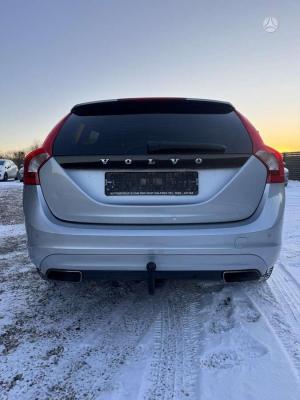 Pelēks Volvo V60 2014 Alīta, ar dzinēja tilpumu 1.98 L un nobraukumu 258 tūkst. km par 6250 €, foto 5 vietnē AUTOMOTO.COM.LV