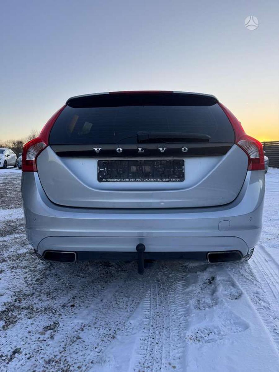 Pelēks Volvo V60 2014 Alīta, ar dzinēja tilpumu 1.98 L un nobraukumu 258 tūkst. km par 6250 €, foto 5 vietnē AUTOMOTO.COM.LV