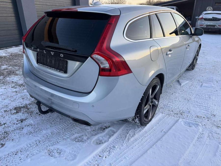 Pelēks Volvo V60 2014 Alīta, ar dzinēja tilpumu 1.98 L un nobraukumu 258 tūkst. km par 6250 €, foto 6 vietnē AUTOMOTO.COM.LV
