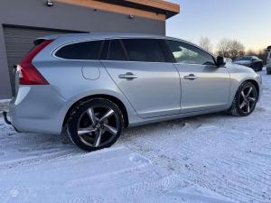 Pelēks Volvo V60 2014 Alīta, ar dzinēja tilpumu 1.98 L un nobraukumu 258 tūkst. km par 6250 €, foto 7 vietnē AUTOMOTO.COM.LV