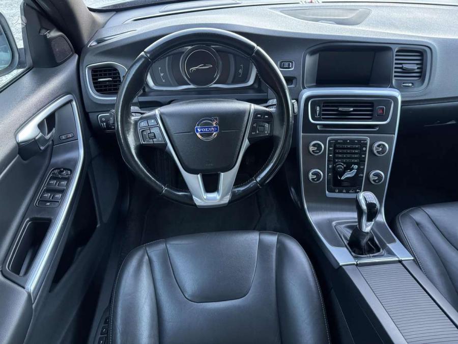 Pelēks Volvo V60 2014 Alīta, ar dzinēja tilpumu 1.98 L un nobraukumu 258 tūkst. km par 6250 €, foto 12 vietnē AUTOMOTO.COM.LV