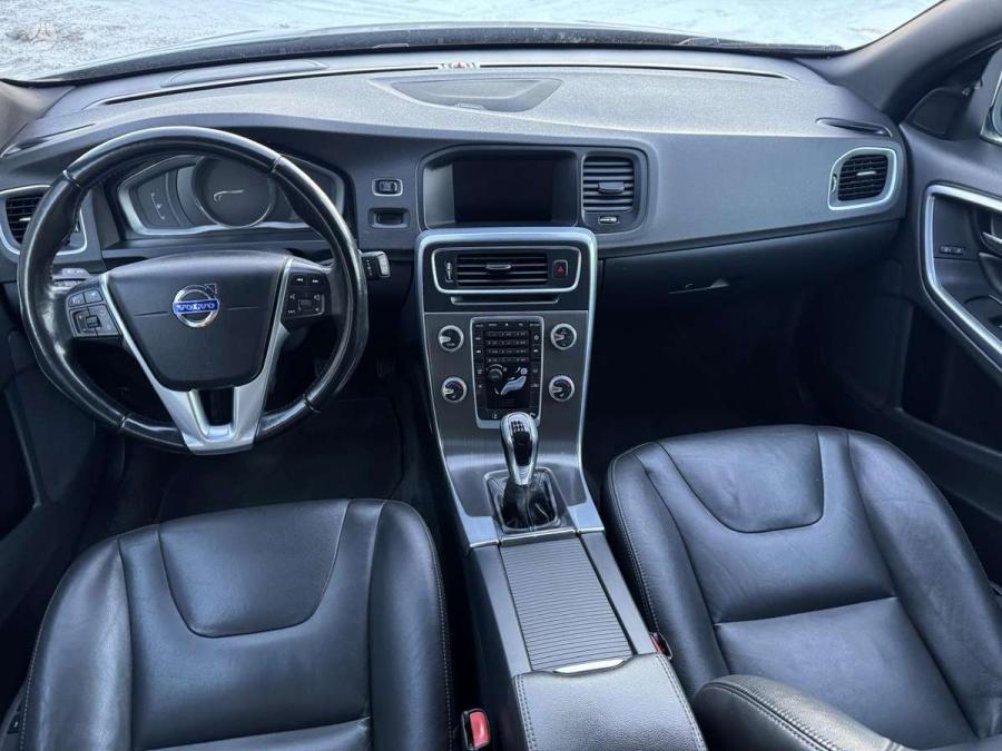 Pelēks Volvo V60 2014 Alīta, ar dzinēja tilpumu 1.98 L un nobraukumu 258 tūkst. km par 6250 €, foto 18 vietnē AUTOMOTO.COM.LV